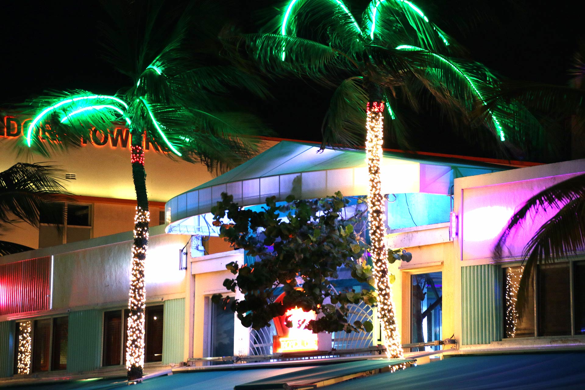 Ocean Drive em Miami Beach: passeando à noite na rua das baladas
